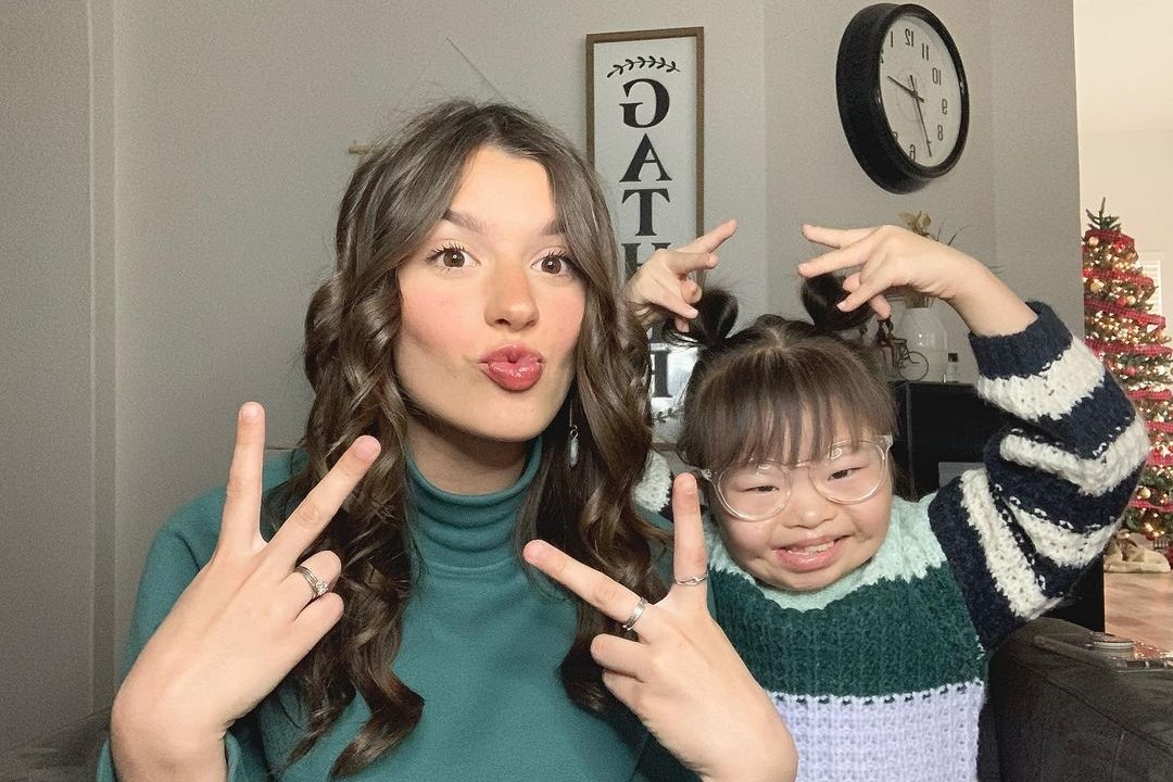 La hermana pequeña que peina a su hermana mayor se convirtió en una ...