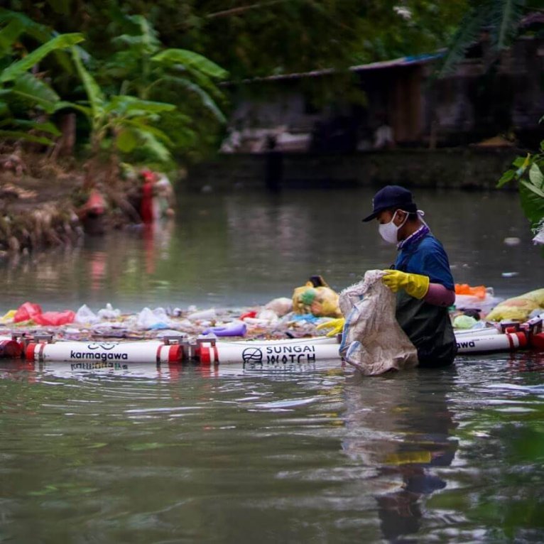 These brilliant barriers help block plastic pollution in Indonesia ...
