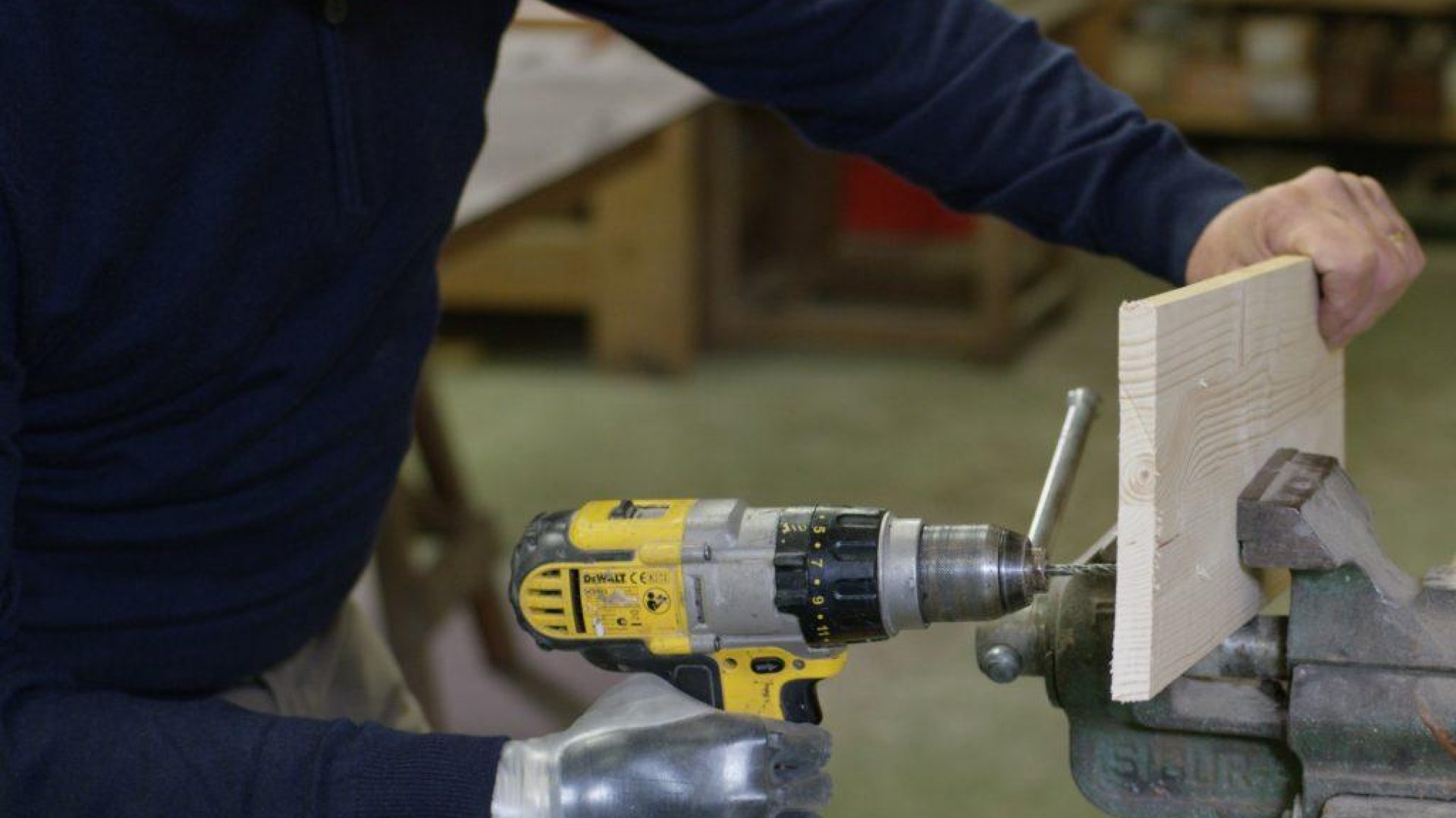 Italian researchers develop biomimetic prosthetic hand uniquely similar ...