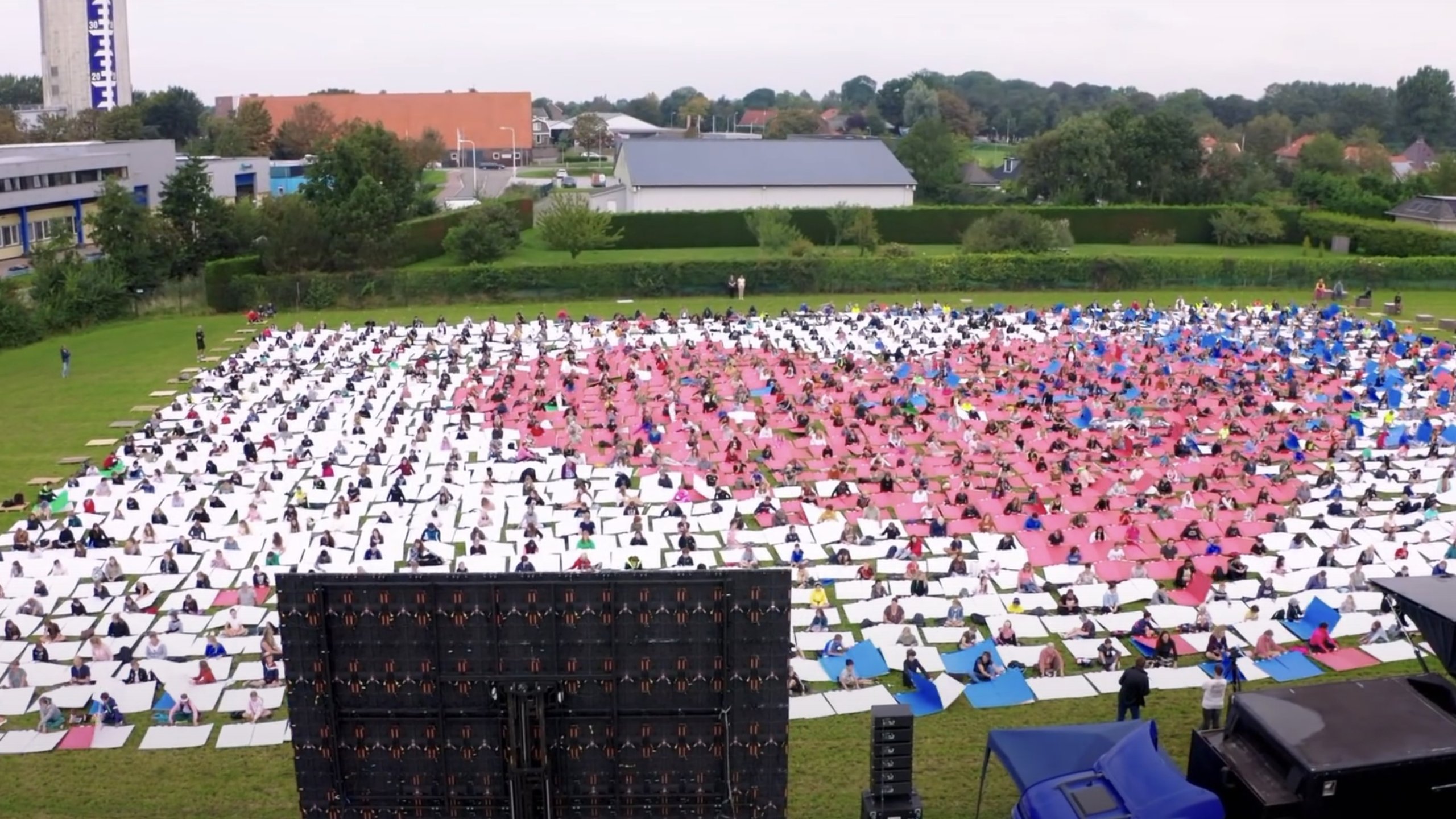World's Largest Living Animation: 1,500 Dutch children convey crucial ...