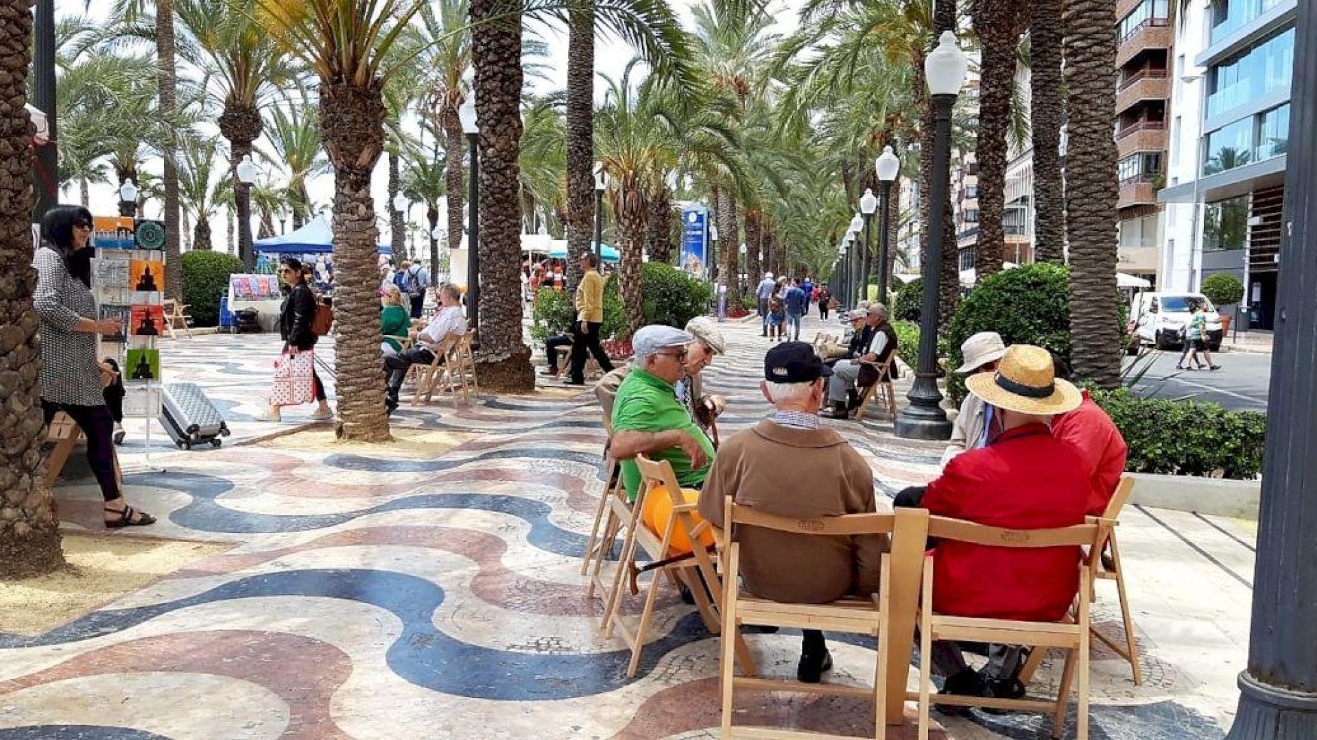ALICANTE’S FREE CHAT CHAIRS... KEEPING PEOPLE CONNECTED - BrightVibes