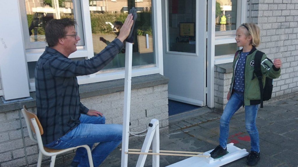 Teacher invents a brilliant High-Five machine to start the day with a ...