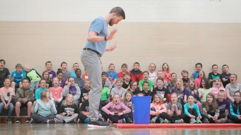 P.E. Teacher Uses Astonishing Trick Shots to Teach Students Important ...
