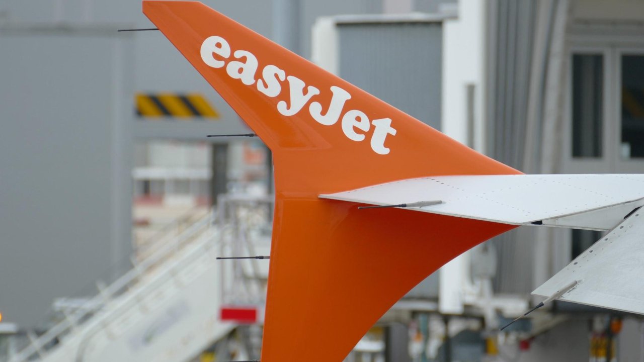EasyJet becomes first major airline to offset carbon emissions - BrightVibes