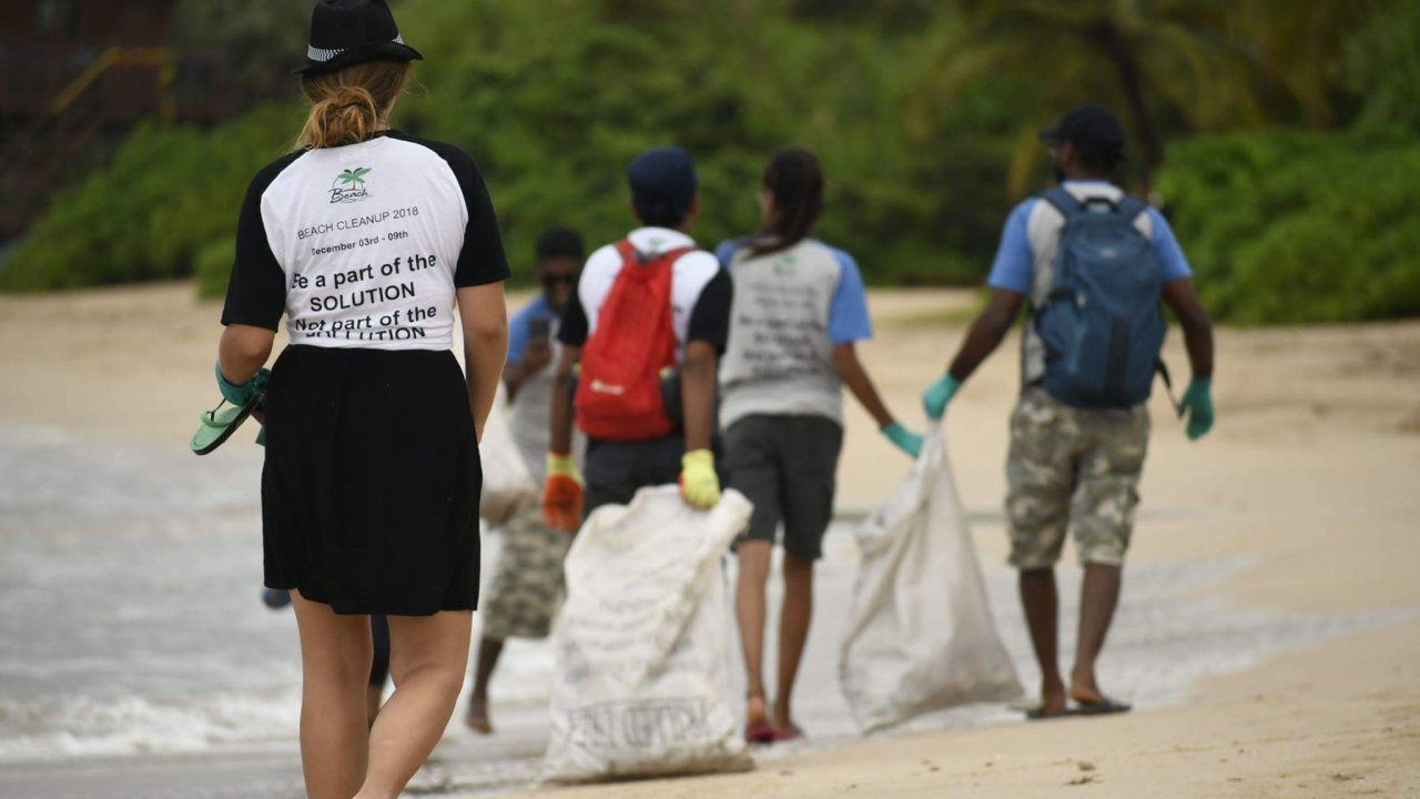 Local volunteers are making Sri Lanka’s beaches clean again - BrightVibes