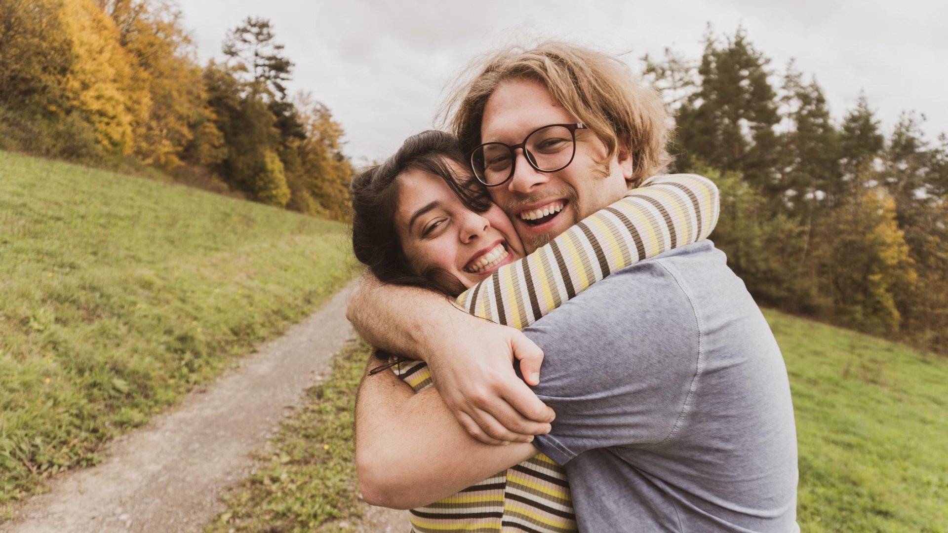 9 research-backed reasons why we should all hug more. - BrightVibes